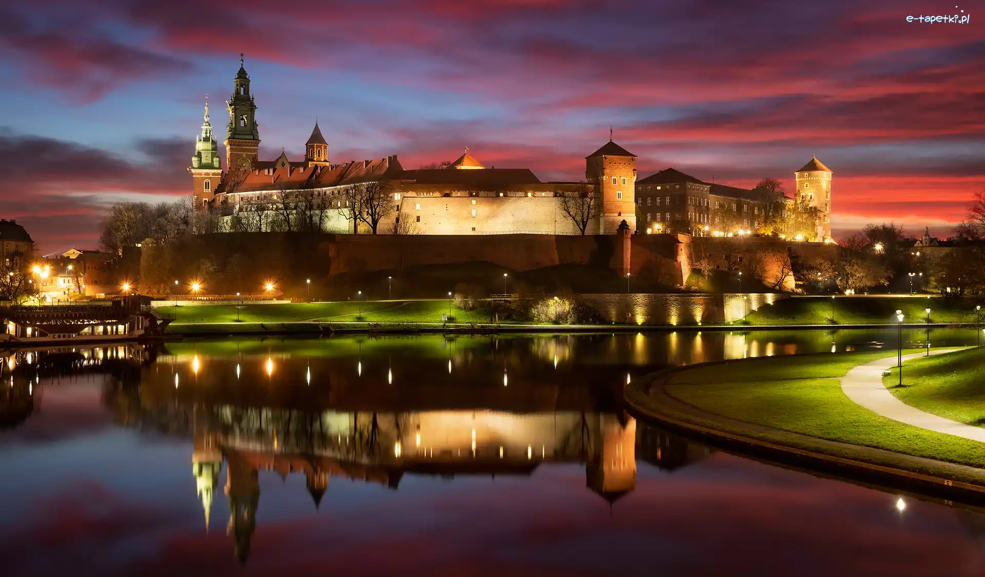 Krak w Wawel O wietlony Polska Zamek Kr lewski Na Wawelu Odbicie Krak w Wawel O wietlony Polska Zamek Kr lewski Na Wawelu Odbicie